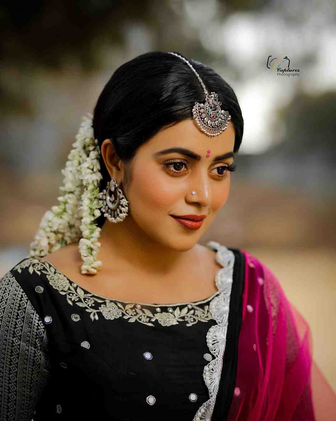 South Actress Shamna Kasim Hot Saree Navel